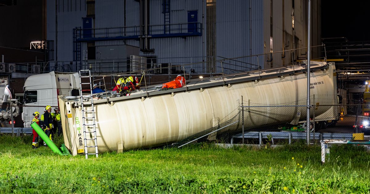 Container valt van vrachtwagen en breekt door hek, opruimen duurt halve ...