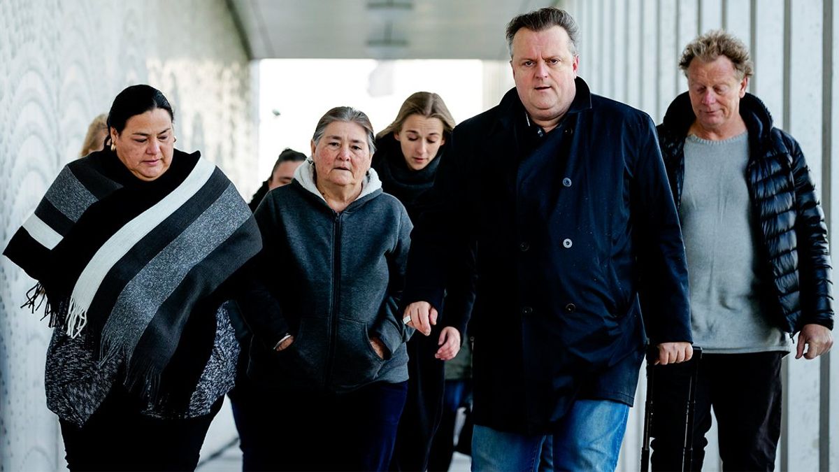 Nabestaanden Mitch Henriquez lopen mee met demonstratie tegen ...