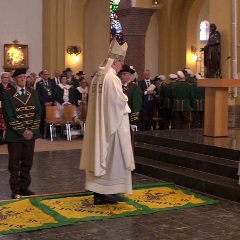 Een bomvolle Cosmas en Damianus viert het 100-jarig bestaan van de kerk ...