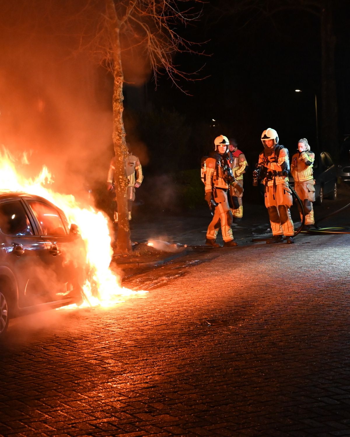 Auto yn 'e brân oan de Vincent van Goghstrjitte yn Ljouwert - Omrop Fryslân