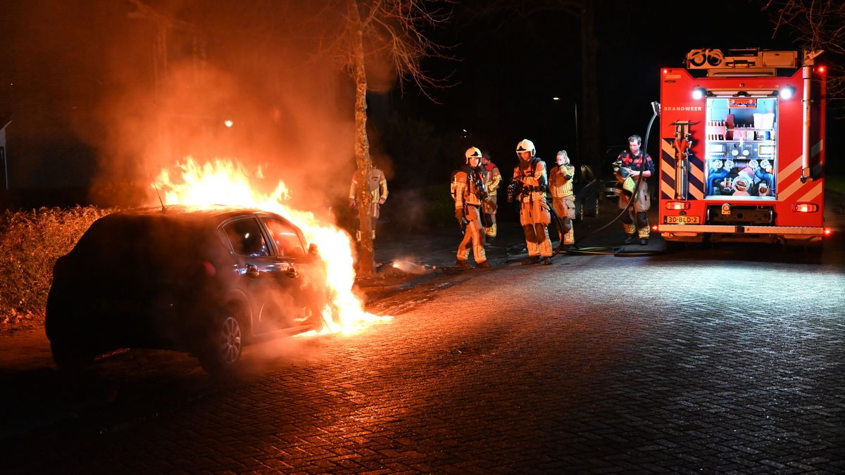 Auto yn 'e brân oan de Vincent van Goghstrjitte yn Ljouwert - Omrop Fryslân