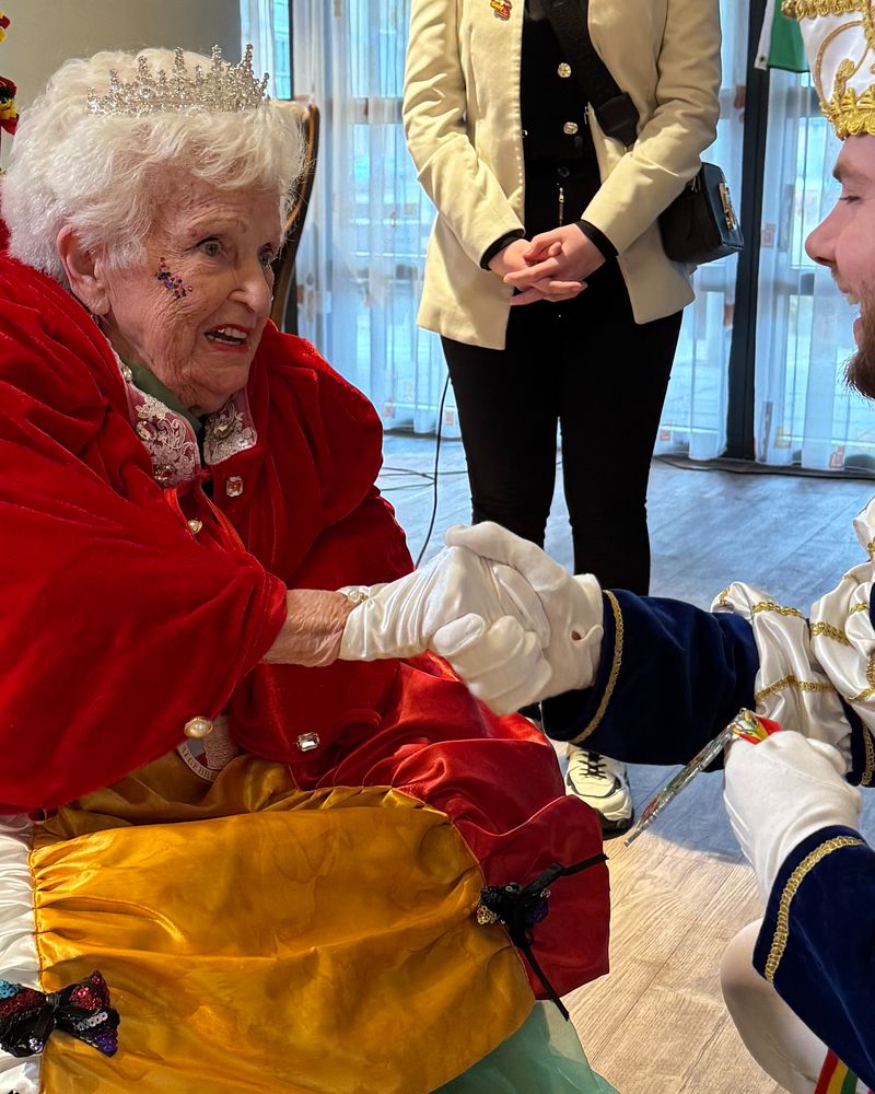 Een bijzondere prinses carnaval: de 97-jarige Corry leeft voor de ...
