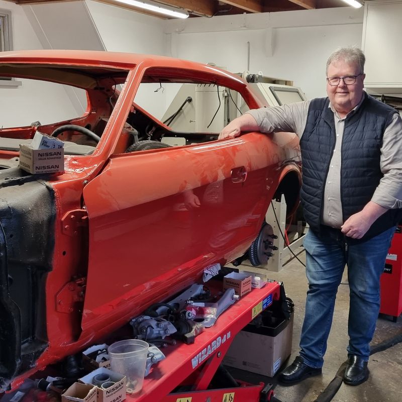 Oldtimers zijn steeds populairder, Jan heeft zelfs een eigen automuseum ...