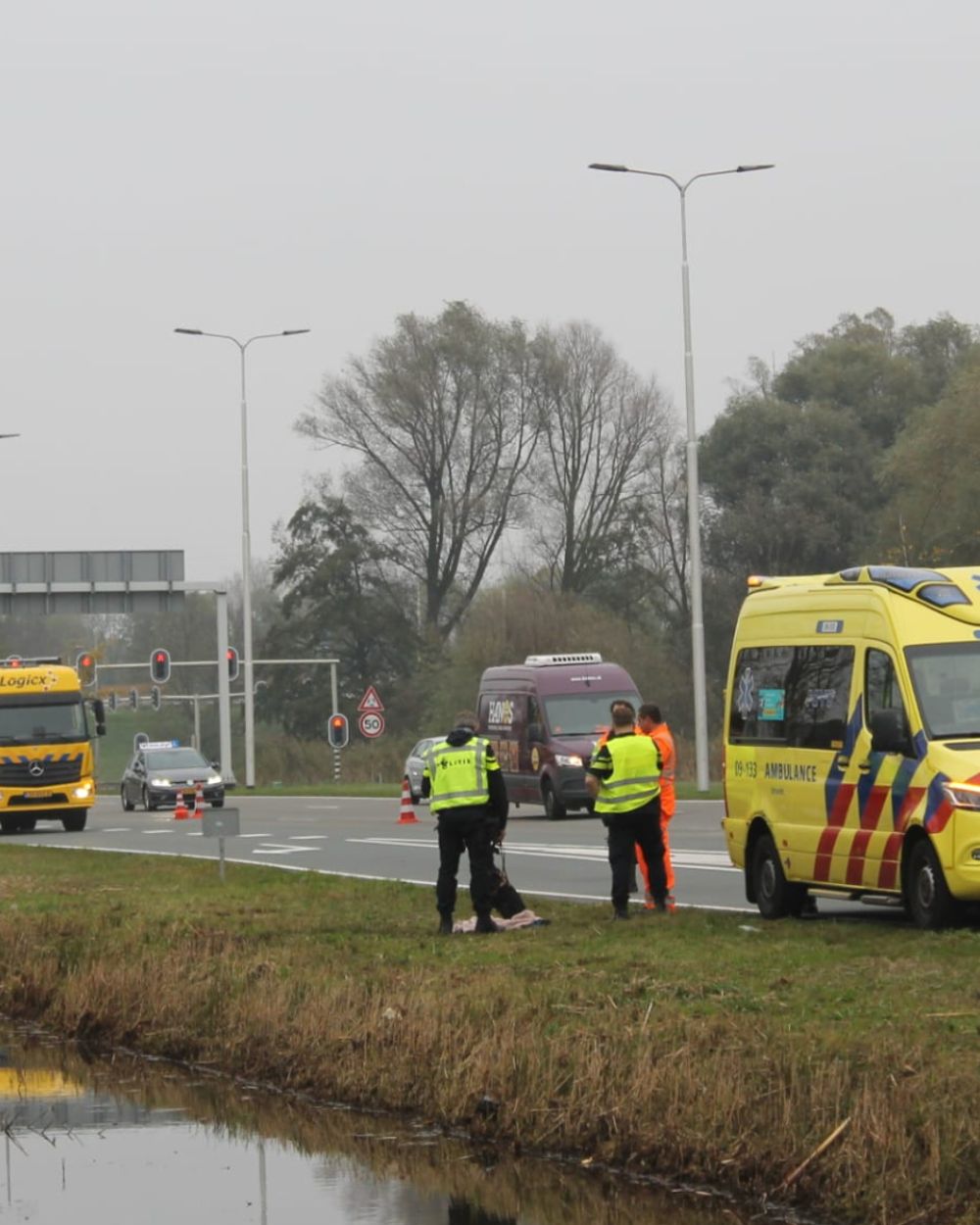 112-nieuws: Ongeluk op A27 bij Lexmond | Auto te water in Nieuwegein - RTV Utrecht