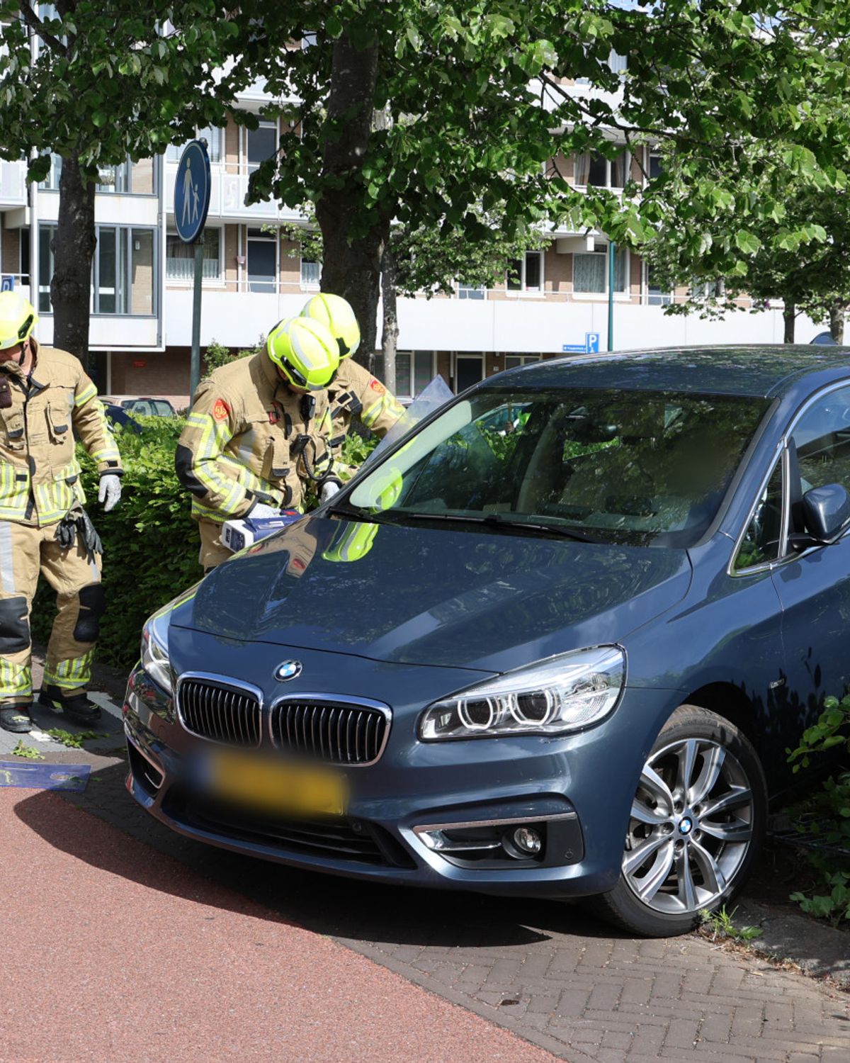 112-nieuws | Automobilist ramt hek en zit klem in heg - Omroep West