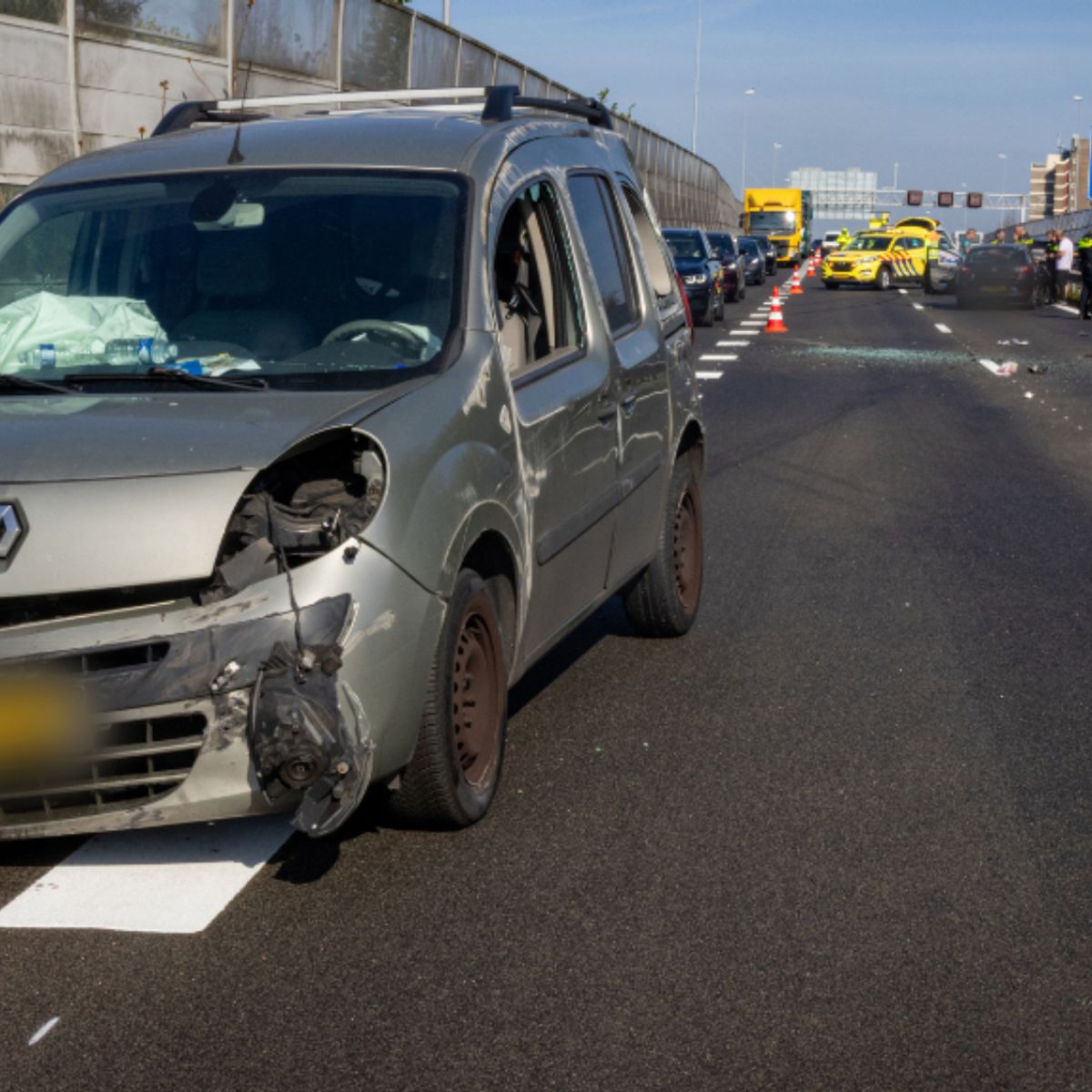 Snelweg weer open na ongeluk met twee auto's - Rijnmond