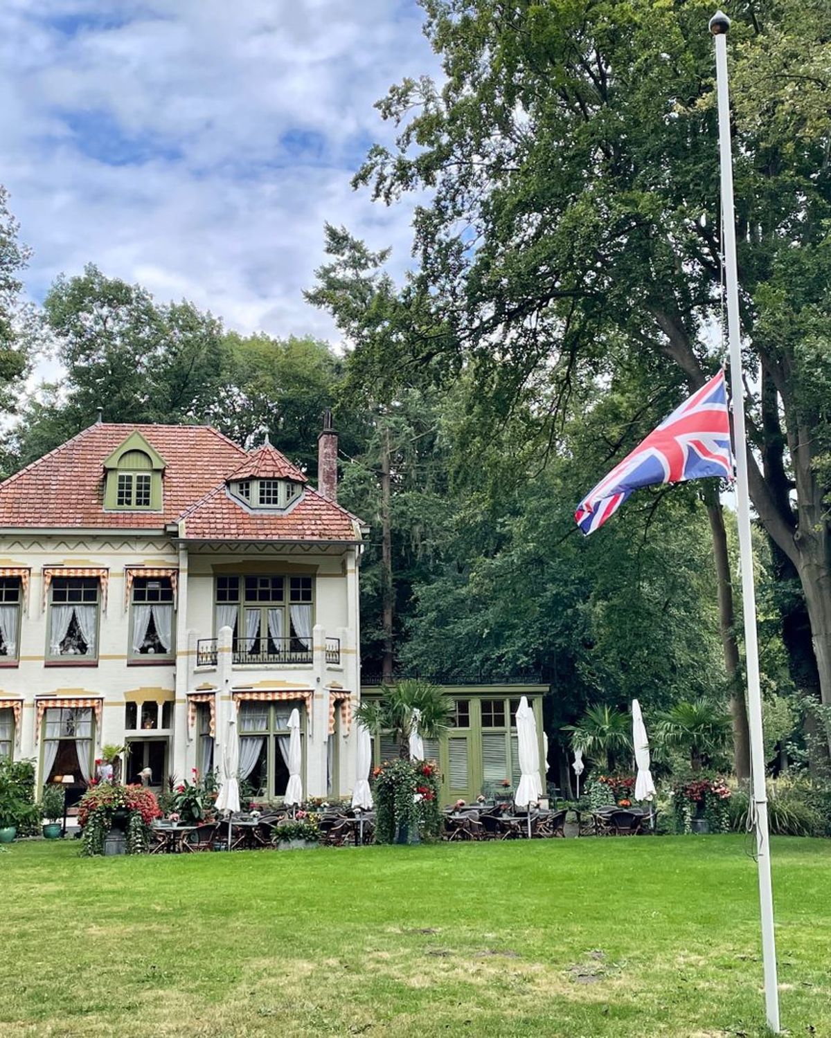 Engels theehuis in Echten rouwt mee met Britten: 'Er wordt geschiedenis ...