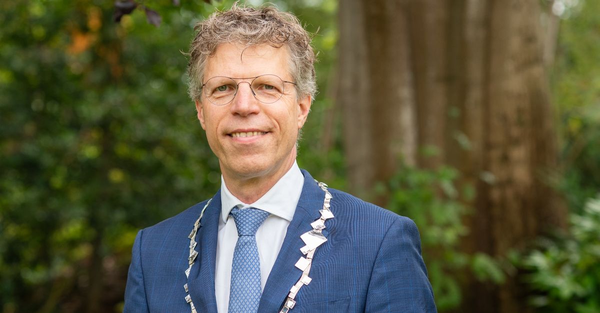Zes jaar extra voor burgemeester Van der Tuuk: strijd voor veiligheid ...