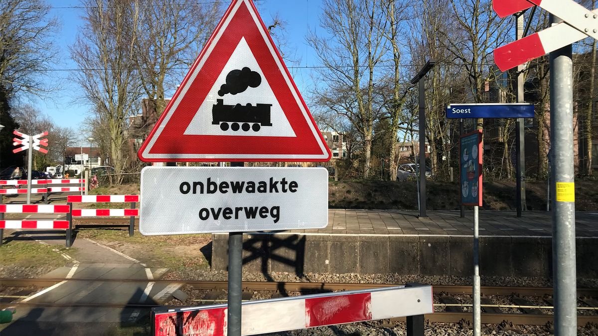 Laatste onbewaakte overweg in de provincie Utrecht krijgt spoorbomen ...