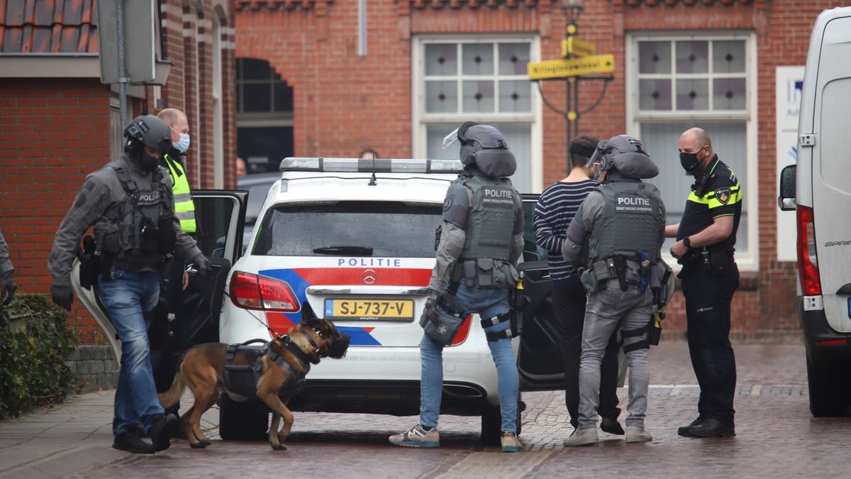 Politie houdt verwarde man aan bij grote zoekactie in Kollum - Omrop Fryslân