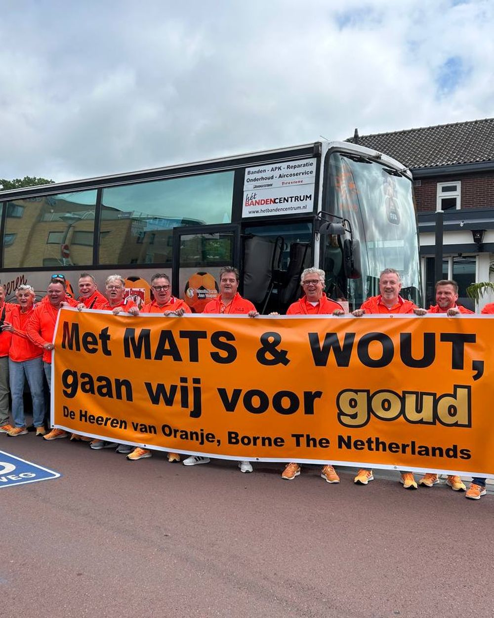 Oranje spandoek uit Borne te groot om in VS stadion in te mogen: 'Een ...