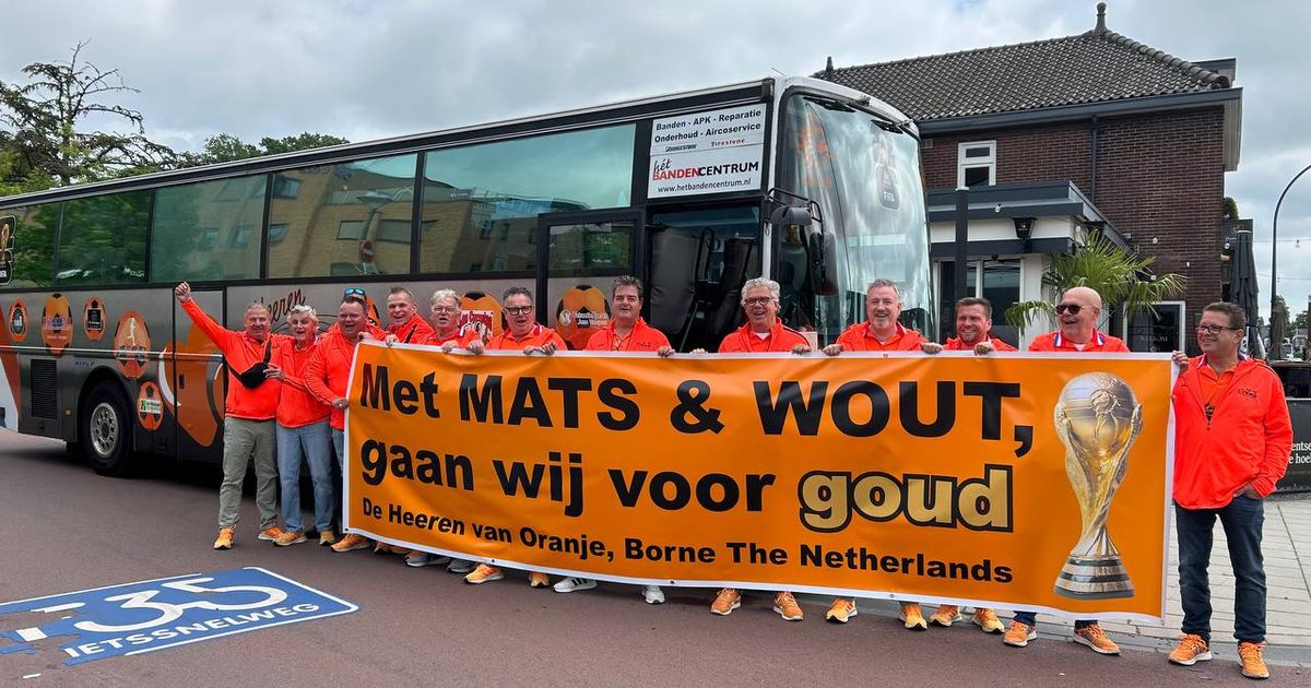 Borne steunt eigen Oranjehelden in Amerika met meterslang WK-spandoek ...