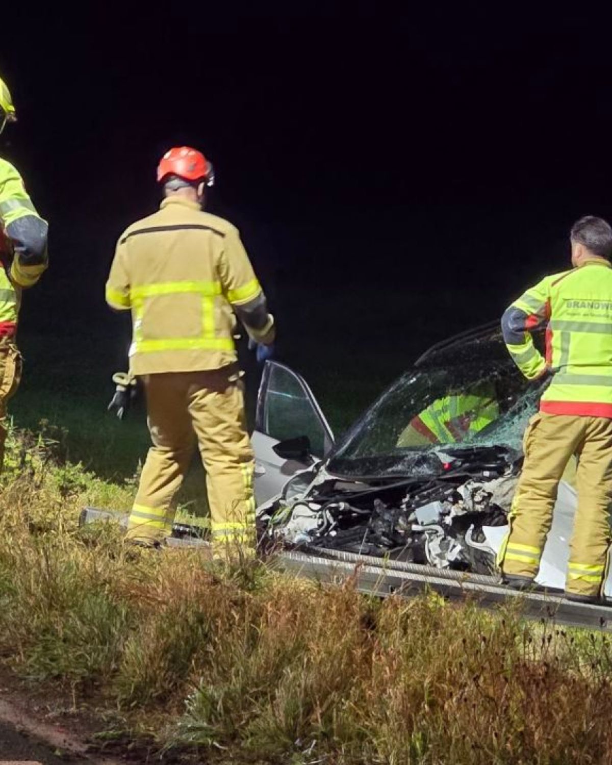 Auto belandt in weiland na dubbele botsing, twee personen naar ...