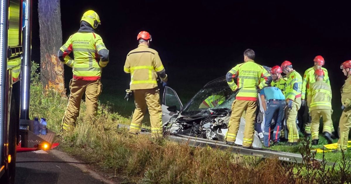 Auto belandt in weiland na dubbele botsing, twee personen naar ...