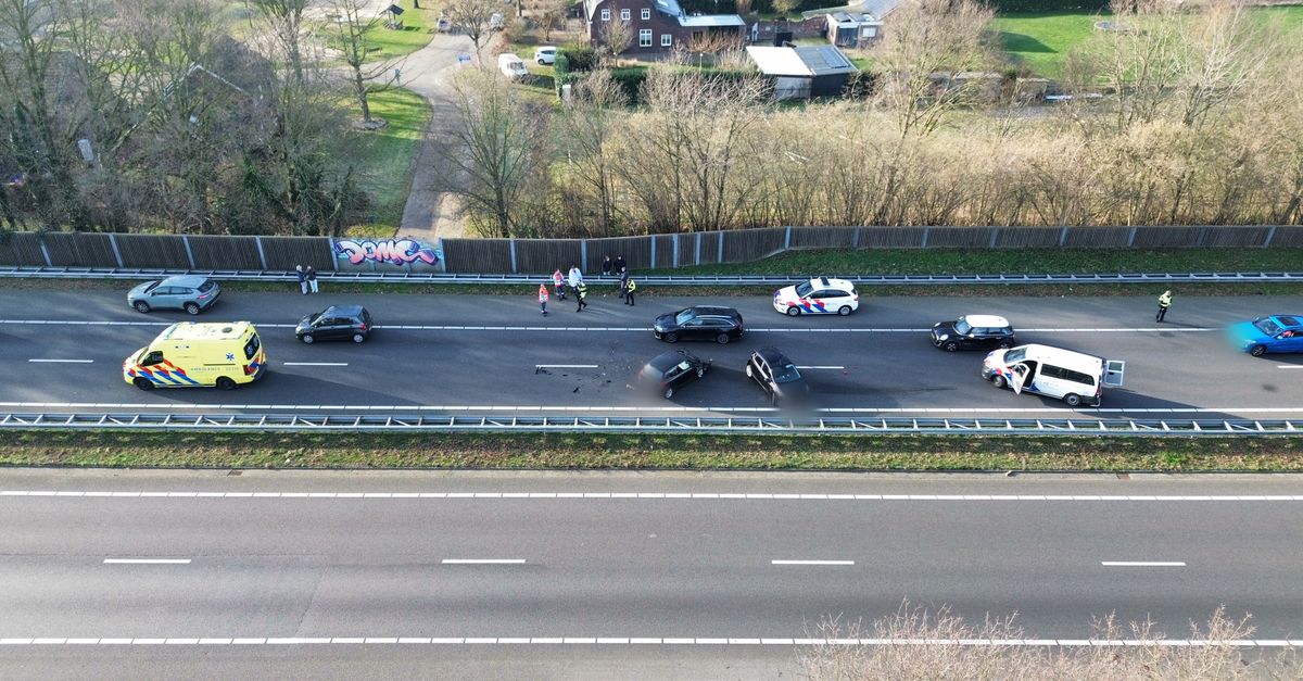 Problemen op A73 door meerdere ongevallen, aantal rijstroken enige tijd ...