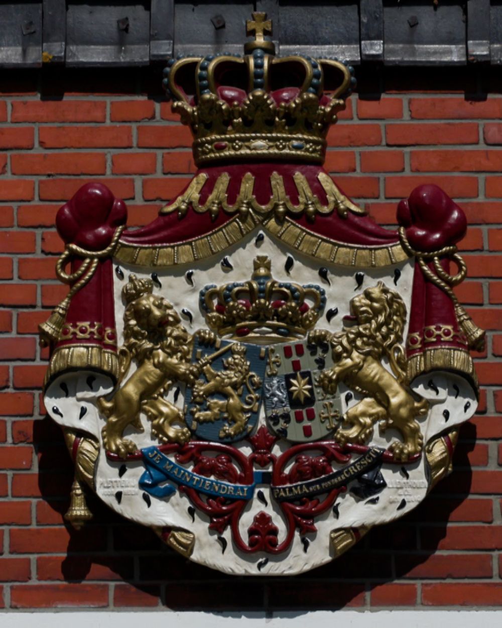 Plaquette van regentes Emma keert terug naar De Groeve: 'Hij hoorde ...