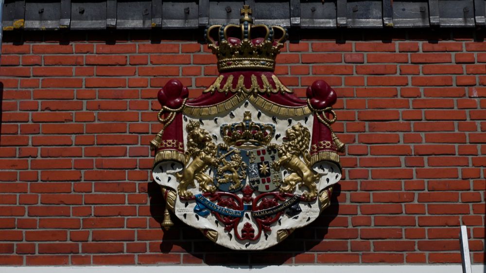 Plaquette van regentes Emma keert terug naar De Groeve: 'Hij hoorde ...