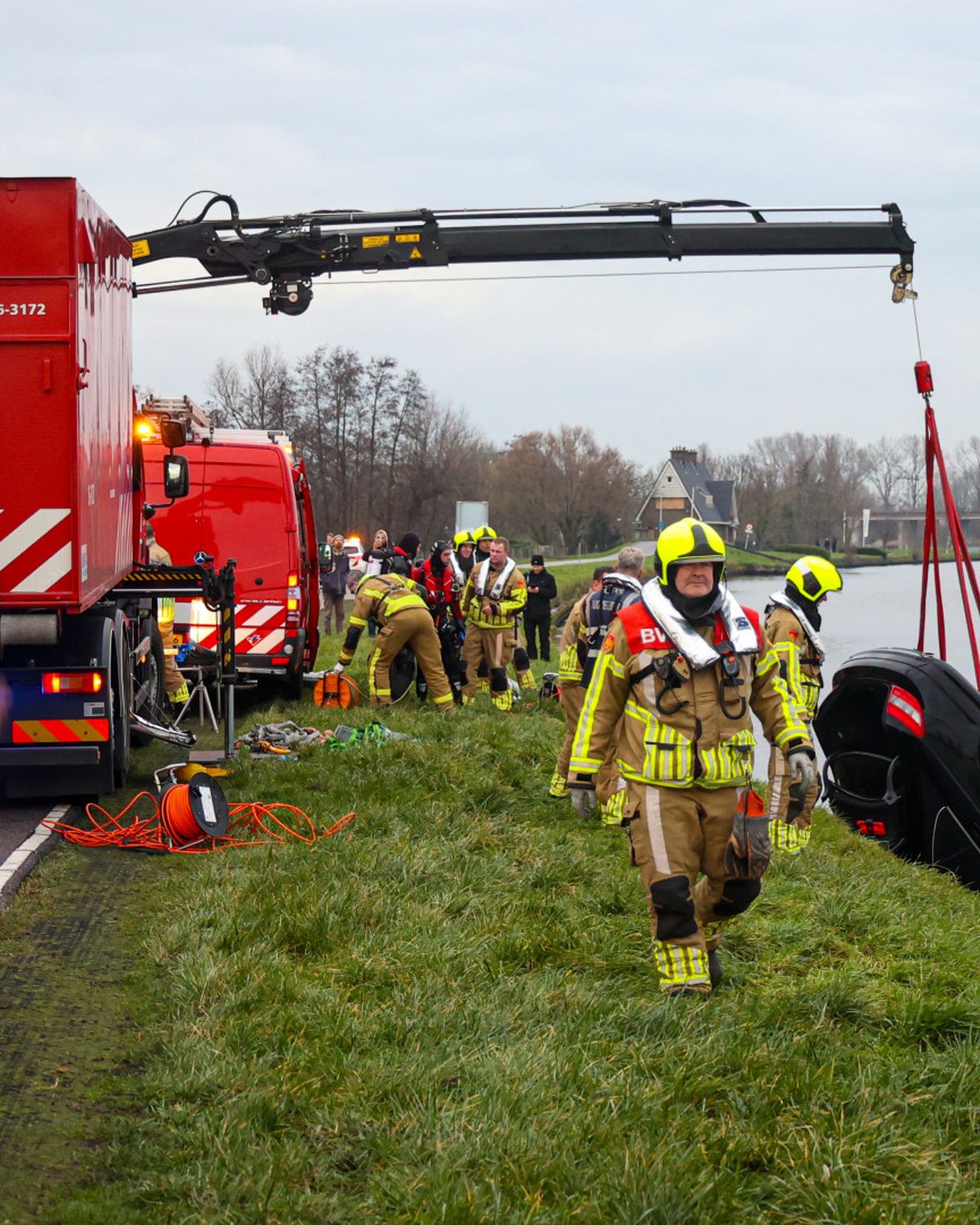 Auto rijdt water in, hulpdiensten rukken massaal uit - Omroep West