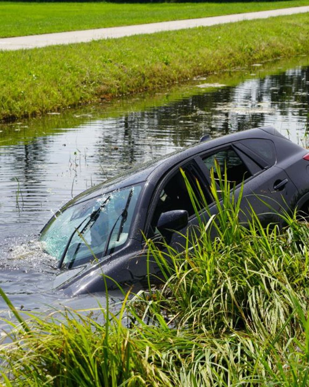 Nat pak voor inzittenden van auto die op A28 bij Staphorst van de weg ...