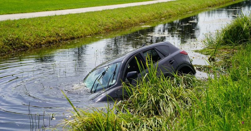 Nat pak voor inzittenden van auto die op A28 bij Staphorst van de weg ...