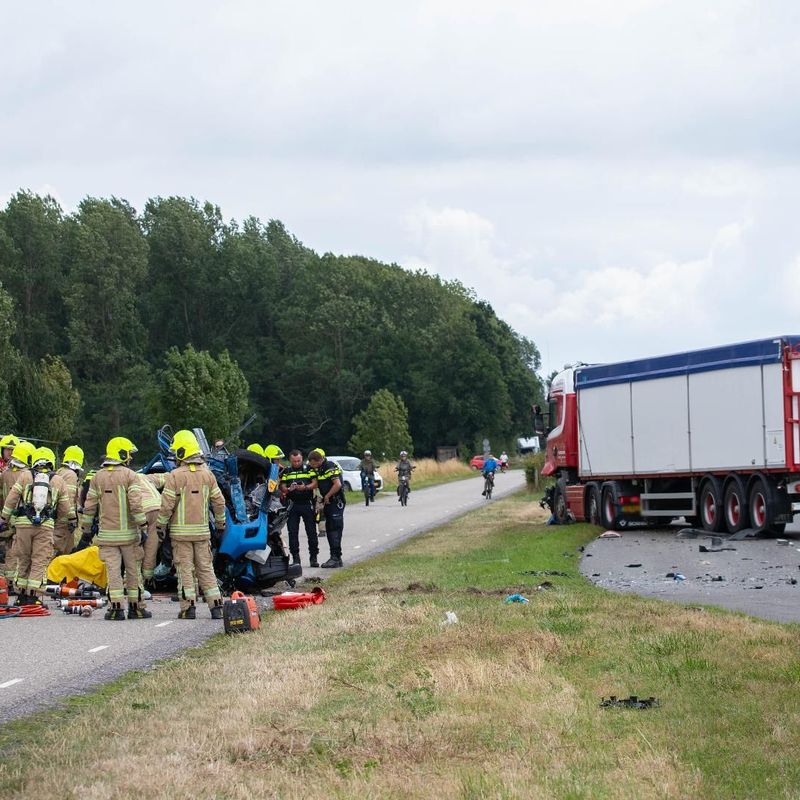 Dode na frontale botsing tussen vrachtwagen en auto bij Sommelsdijk - Rijnmond