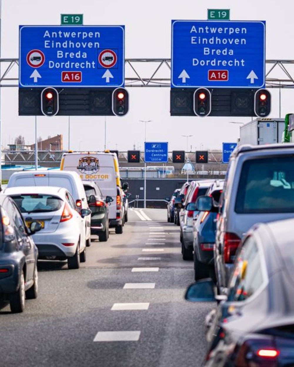 File op A16 na ongeluk voorbij, een vrachtwagen geborgen - Rijnmond