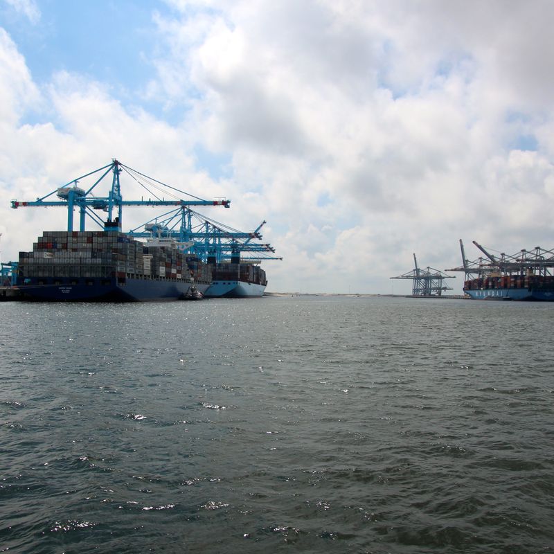 Haventarieven Rotterdam stijgen licht - Rijnmond