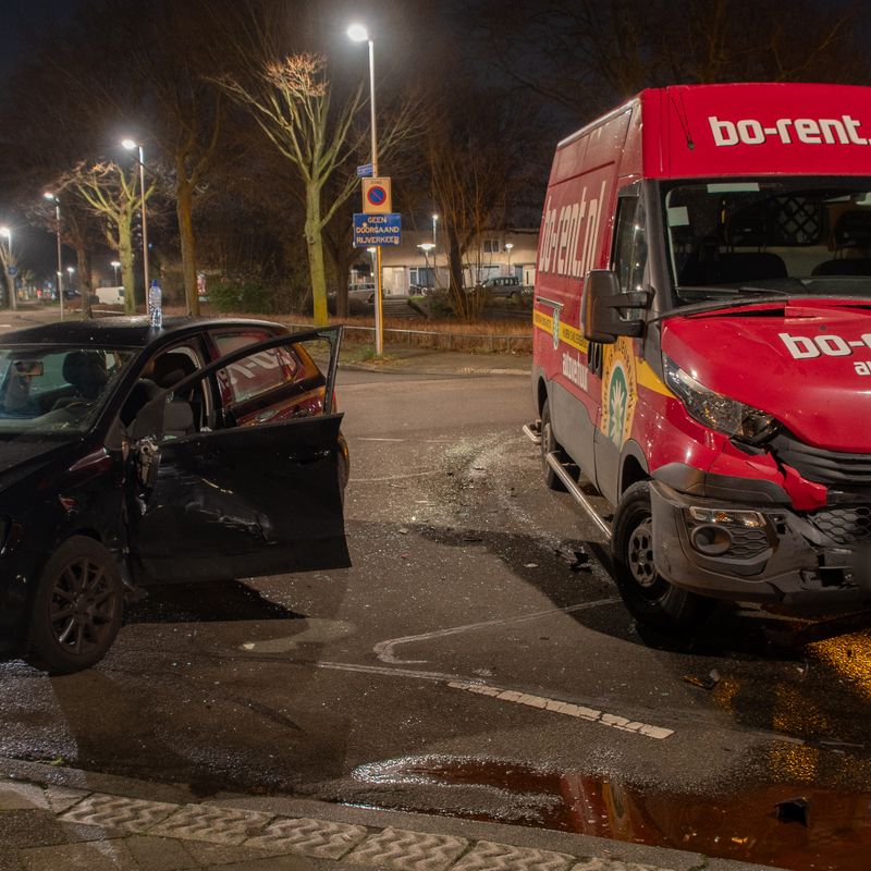 Auto en busje flink beschadigd na botsing in Kanaleneiland - RTV Utrecht