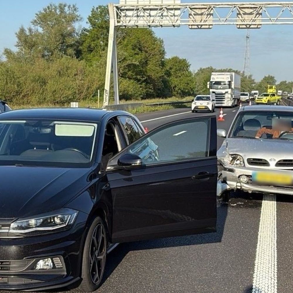 Lange tijd flinke file op A15 nadat auto's op elkaar botsen - Rijnmond