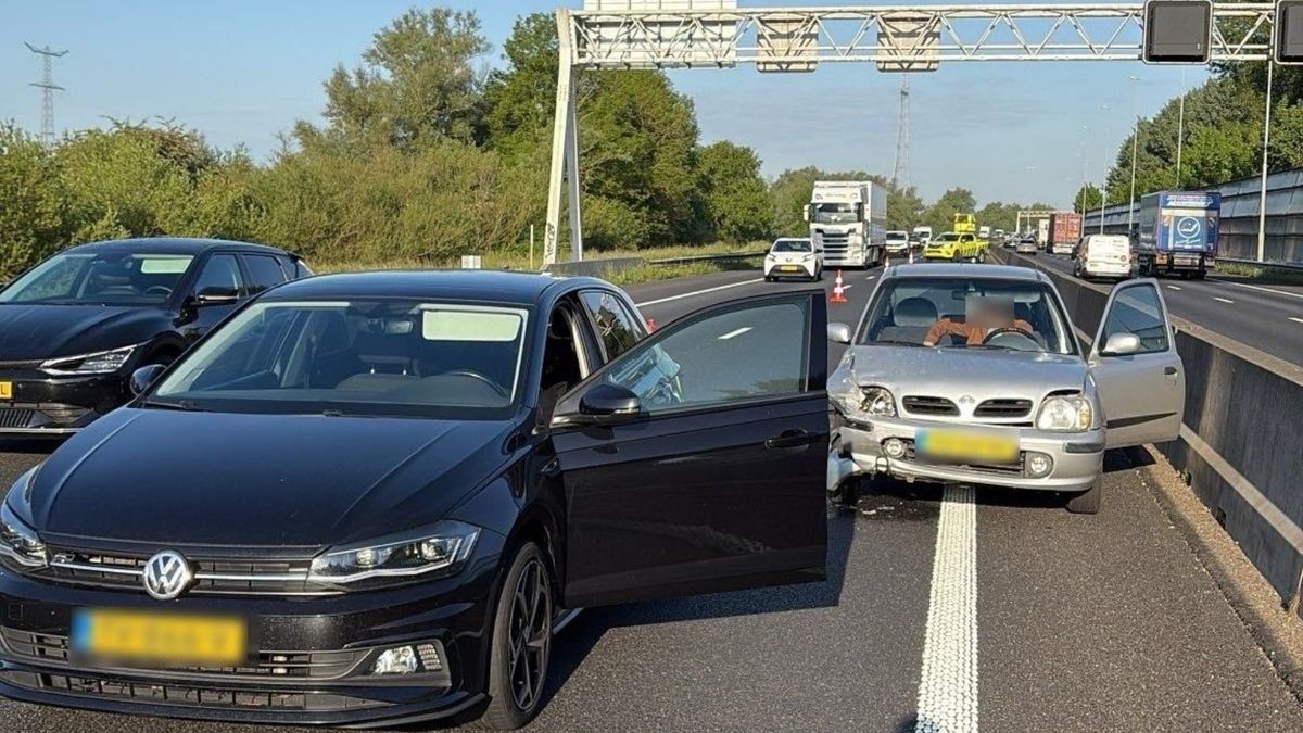 Lange tijd flinke file op A15 nadat auto's op elkaar botsen - Rijnmond