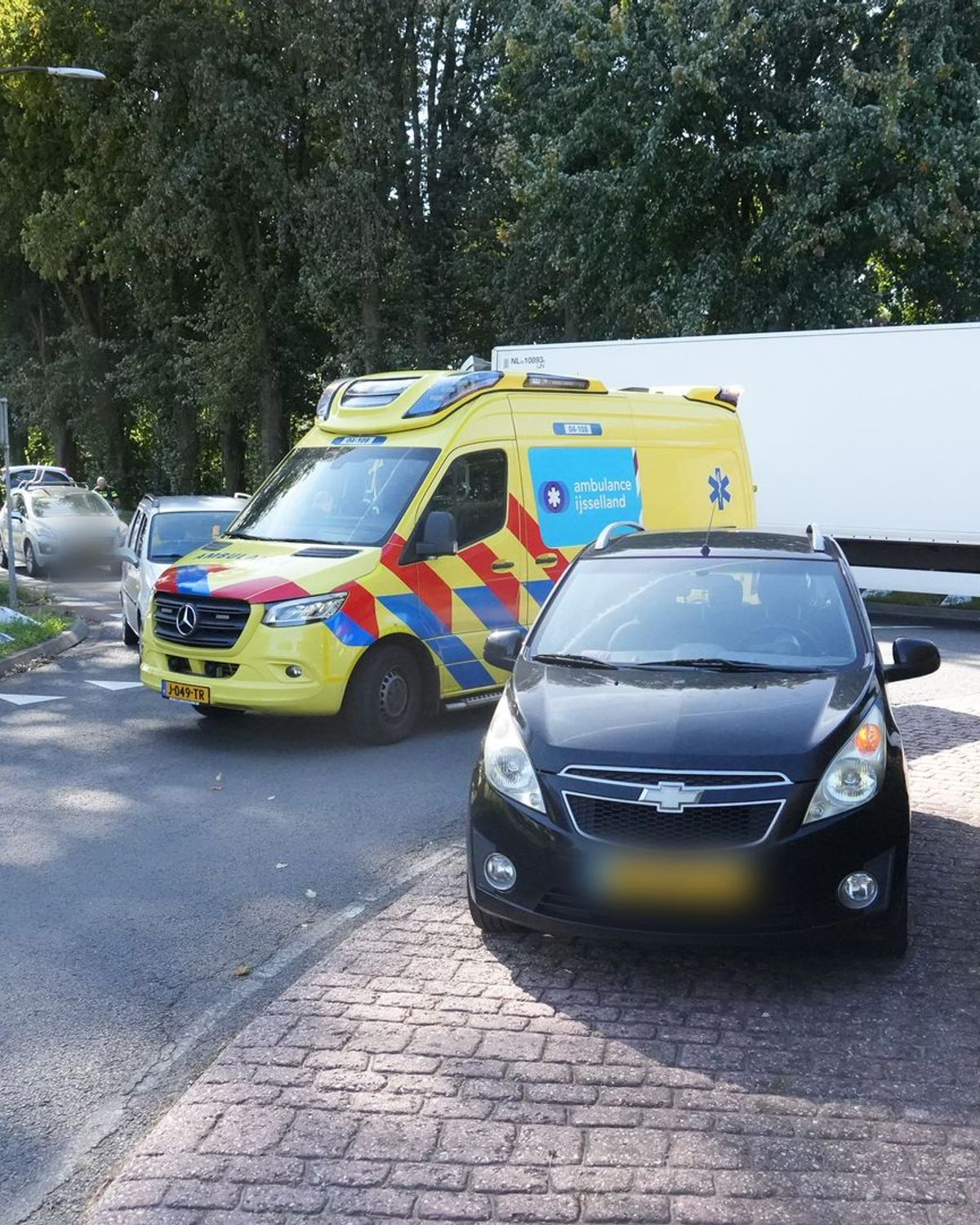 Vrouw met spoed naar ziekenhuis na aanrijding - Omroep Gelderland