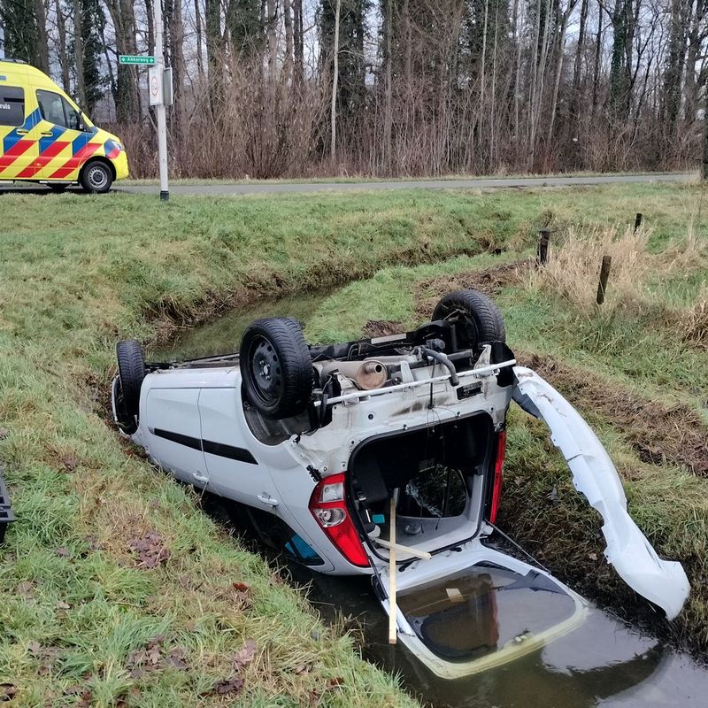 In de sloot • fietser geschept - Omroep Gelderland