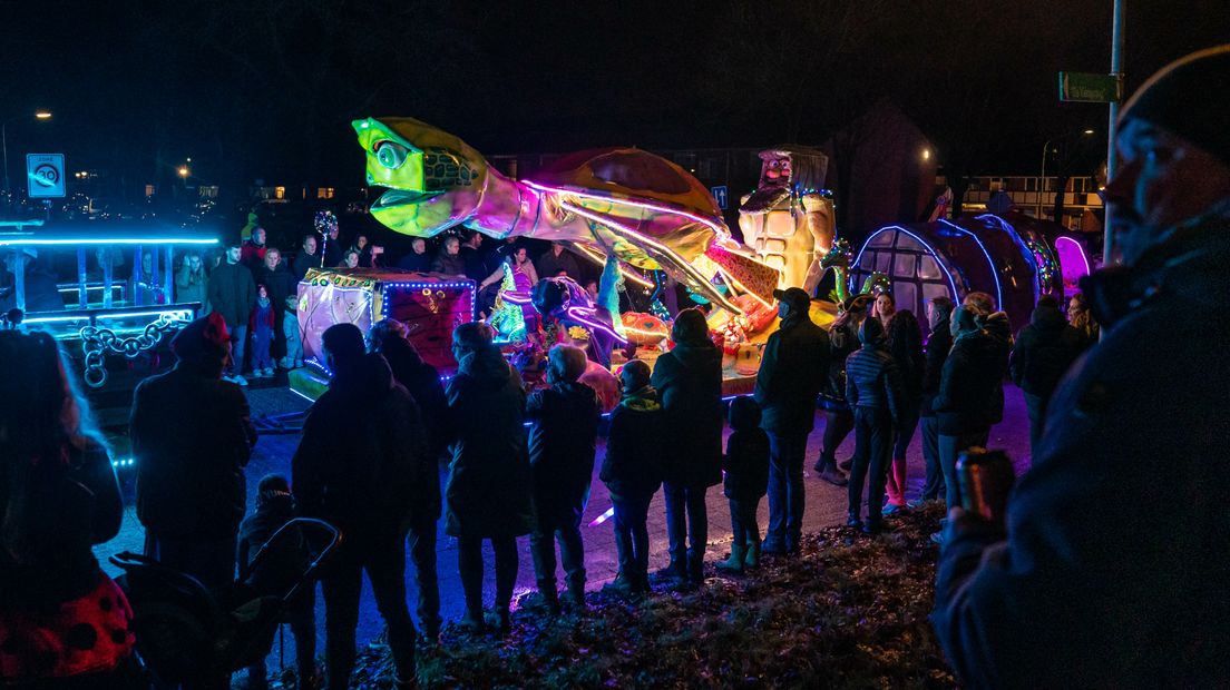 In Beeld: Emmer-Compascuum decor van verlichte carnavalsoptocht - RTV ...