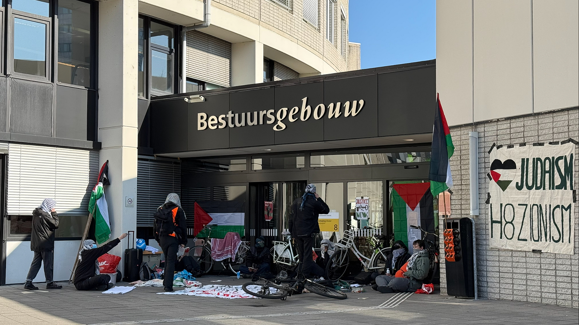 Demonstranten blokkeren ingang universiteitsgebouw - RTV Utrecht