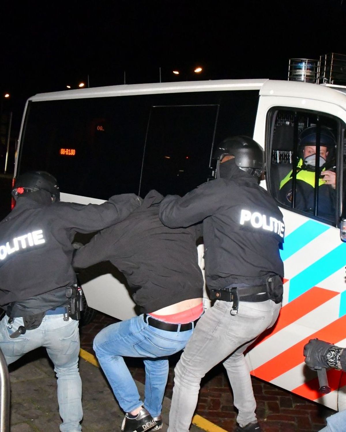 Van rellen verdachte jongeren uit Arnemuiden vrijgelaten - Omroep Zeeland