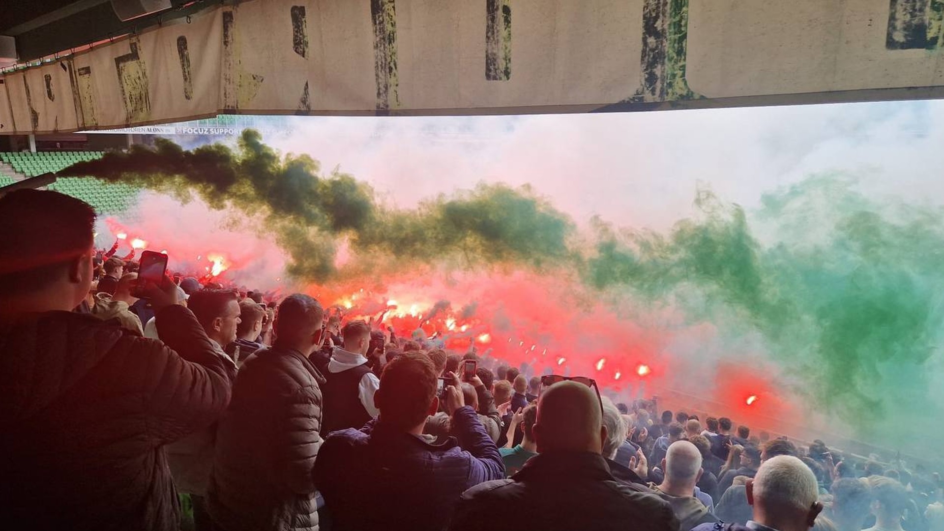In beeld: duizenden fans en pyro bij laatste trainingen in Groningen en ...