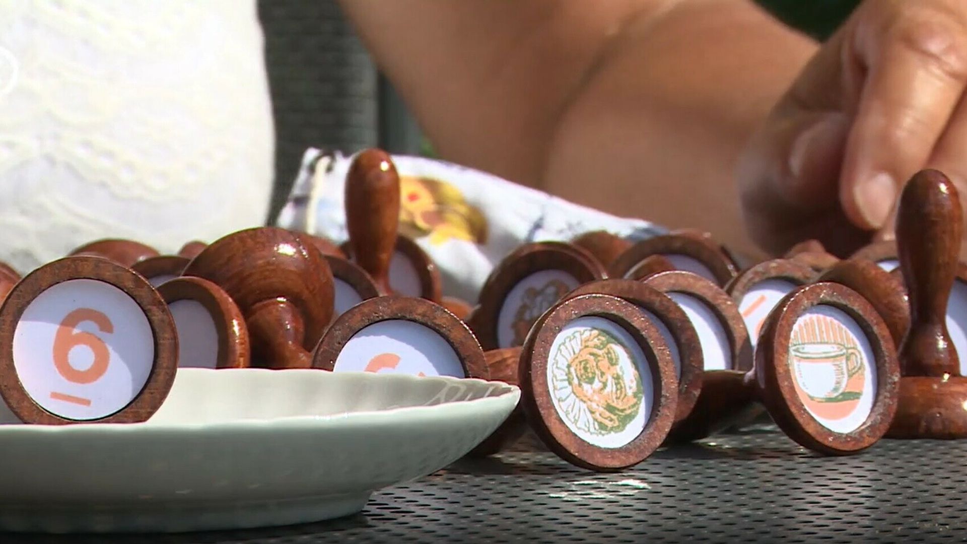 Met deze Zeeuwse spellen kom je de lange oudjaarsavond door - Omroep ...