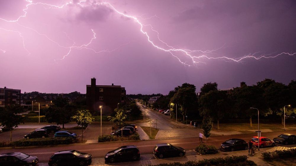 KNMI geeft code geel af voor Overijssel: tot wel 50 millimeter neerslag ...