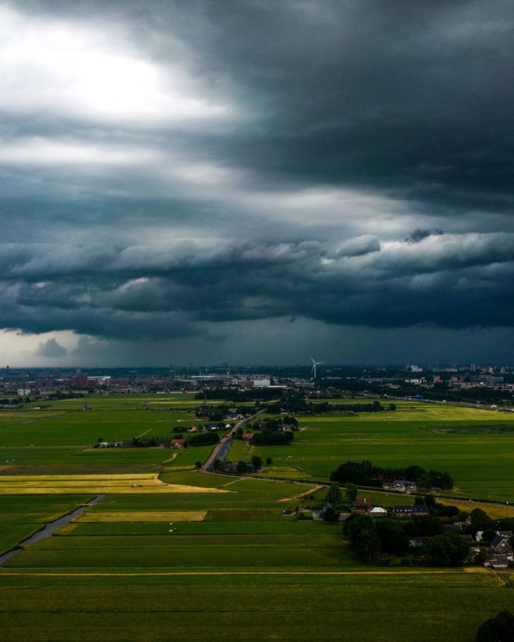 Code geel: kans op onweer, hagel en windstoten - Omroep West