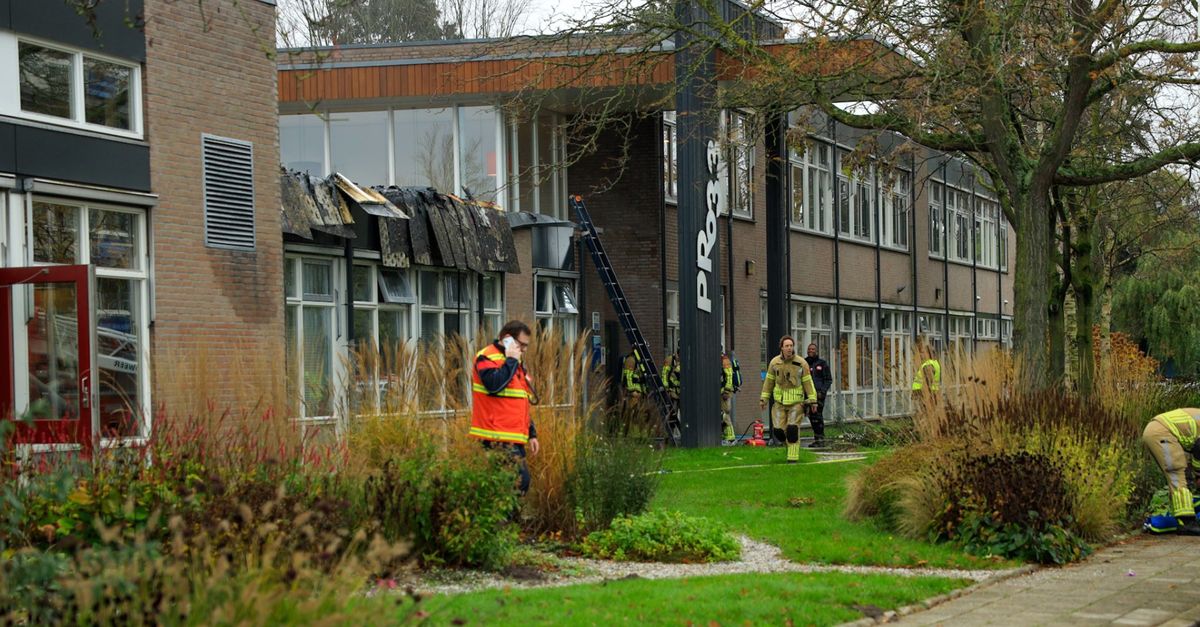 School Amersfoort volledig ontruimd na brand op dak - RTV Utrecht
