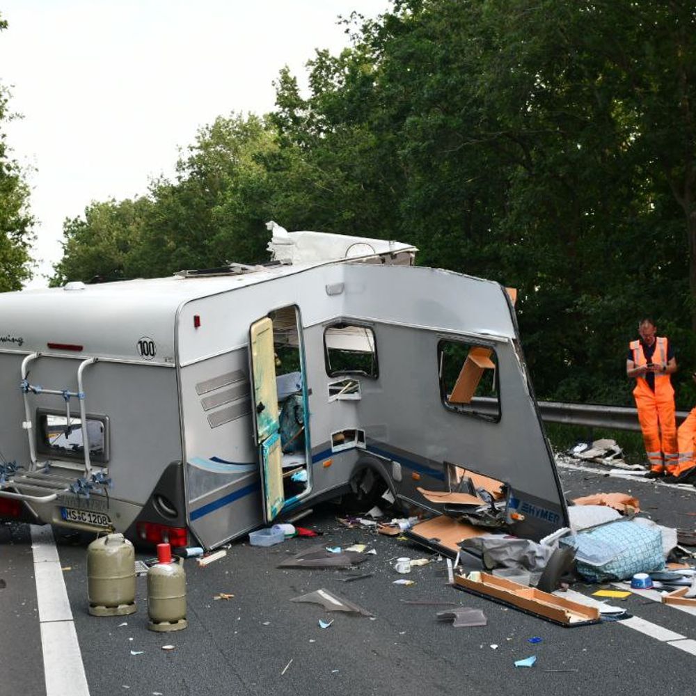 Twee gewonden bij botsing tussen vrachtwagen en caravan op N36: weg dicht - Oost
