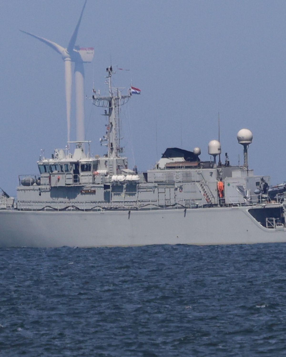 Zwaarbewapende marineschepen voor kust vanwege NAVO-top, te bekijken ...