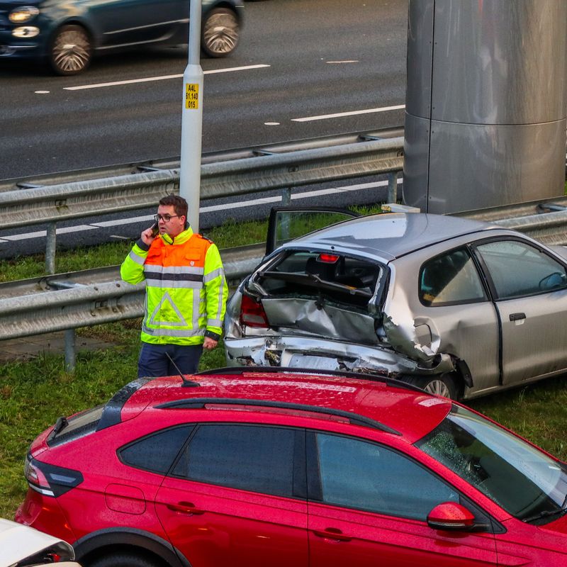 Flinke file na ongeluk met vier auto's op snelweg - Rijnmond