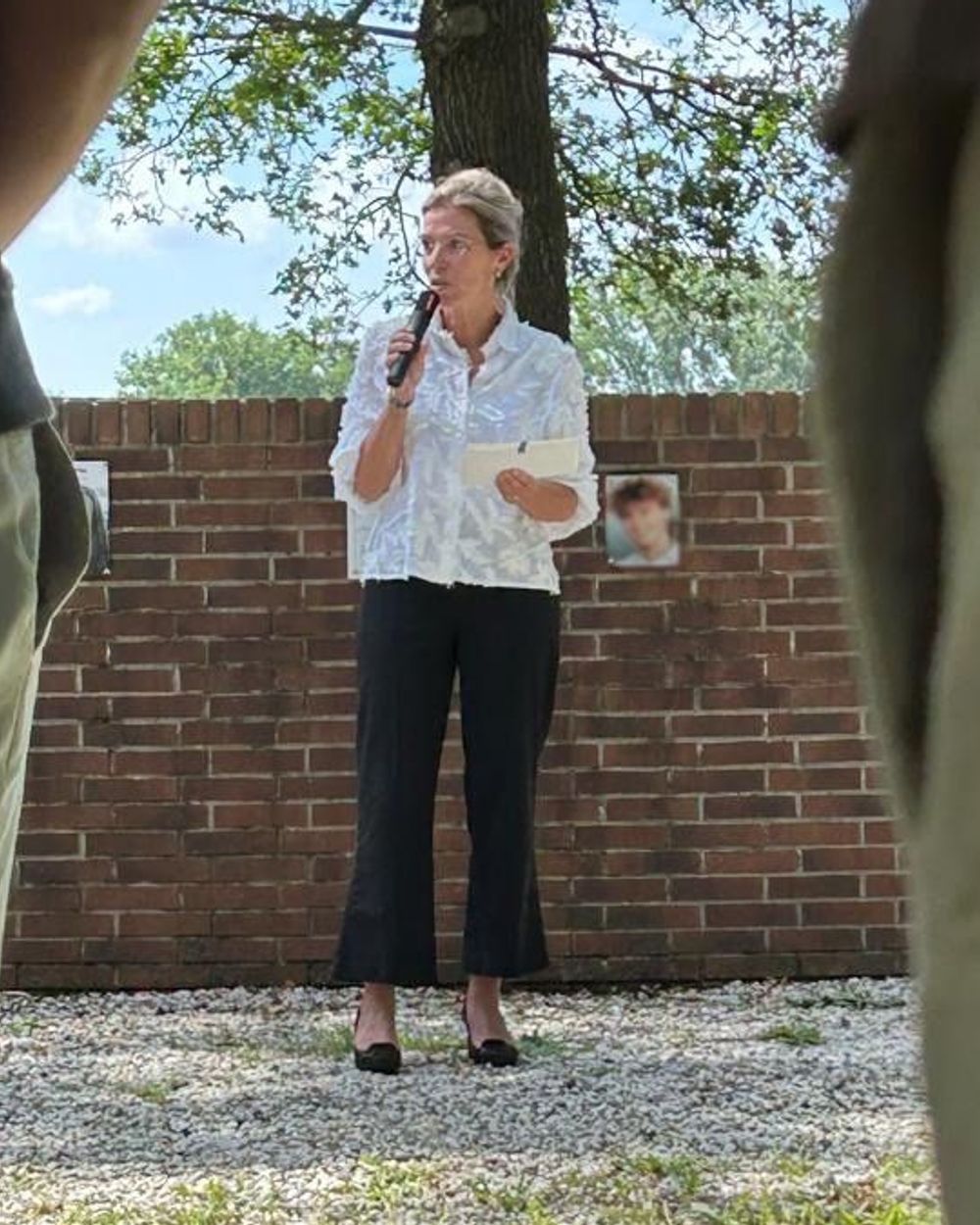 Staatssecretaris Claudia van Bruggen raakt halverwege herdenking onwel ...