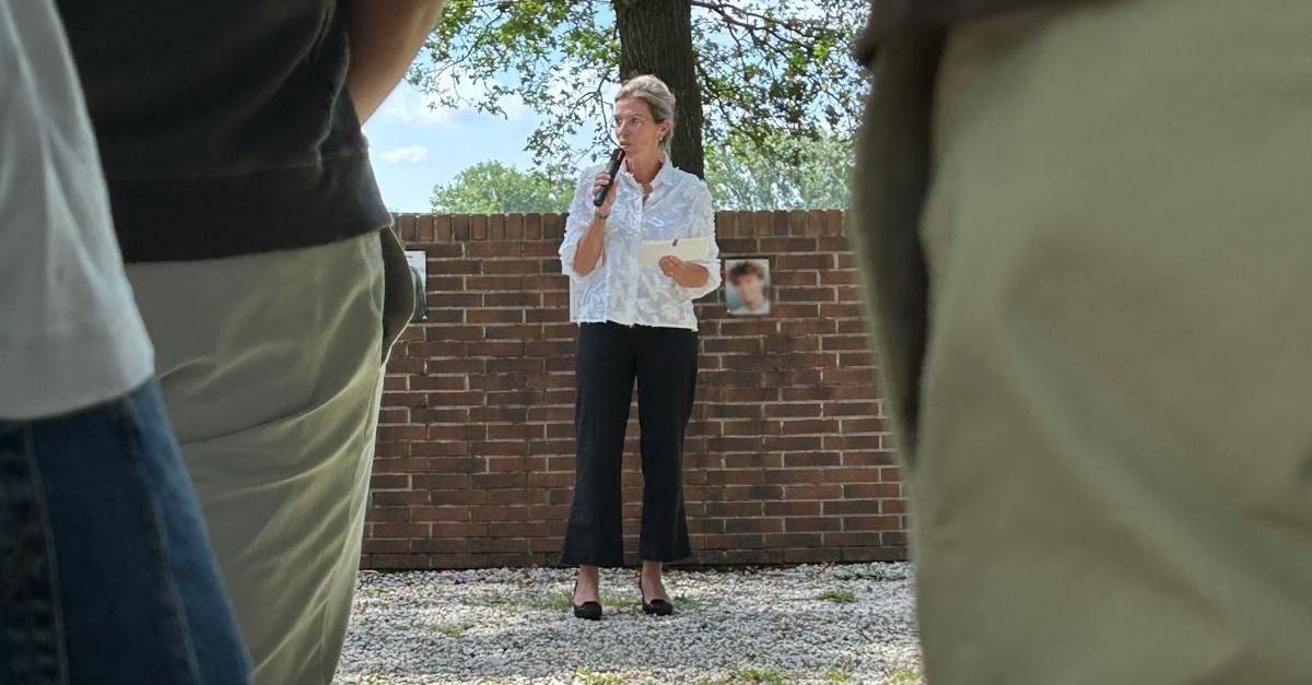 Staatssecretaris Claudia van Bruggen raakt halverwege herdenking onwel ...