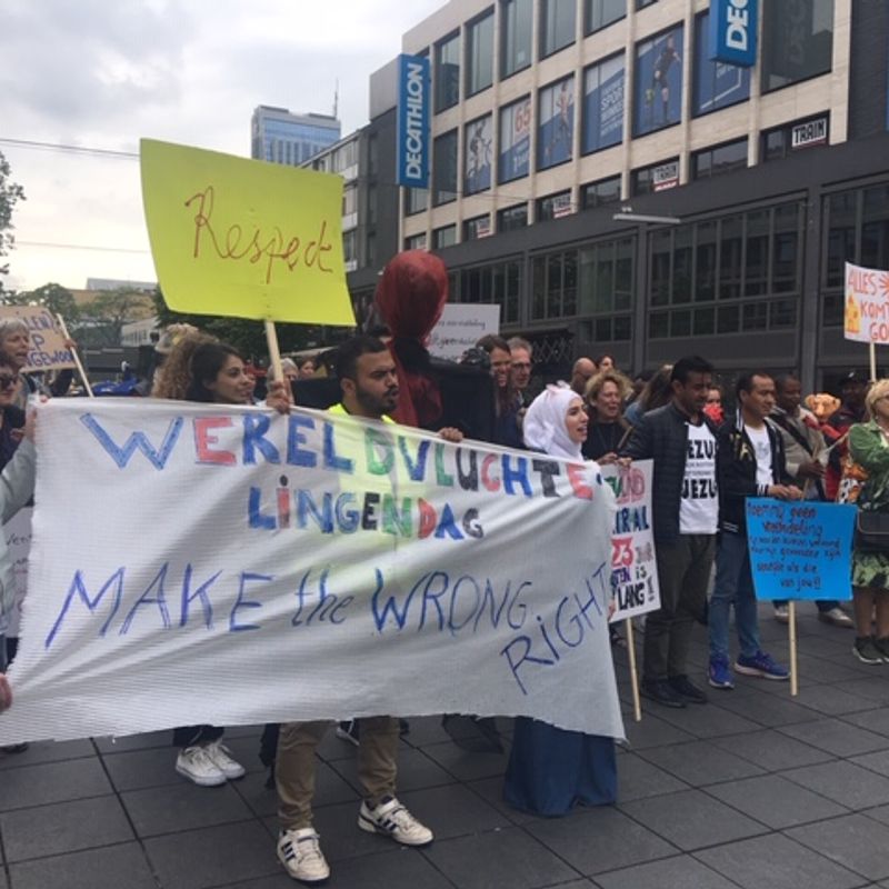 Optocht door centrum Rotterdam voor Wereldvluchtelingendag - Rijnmond