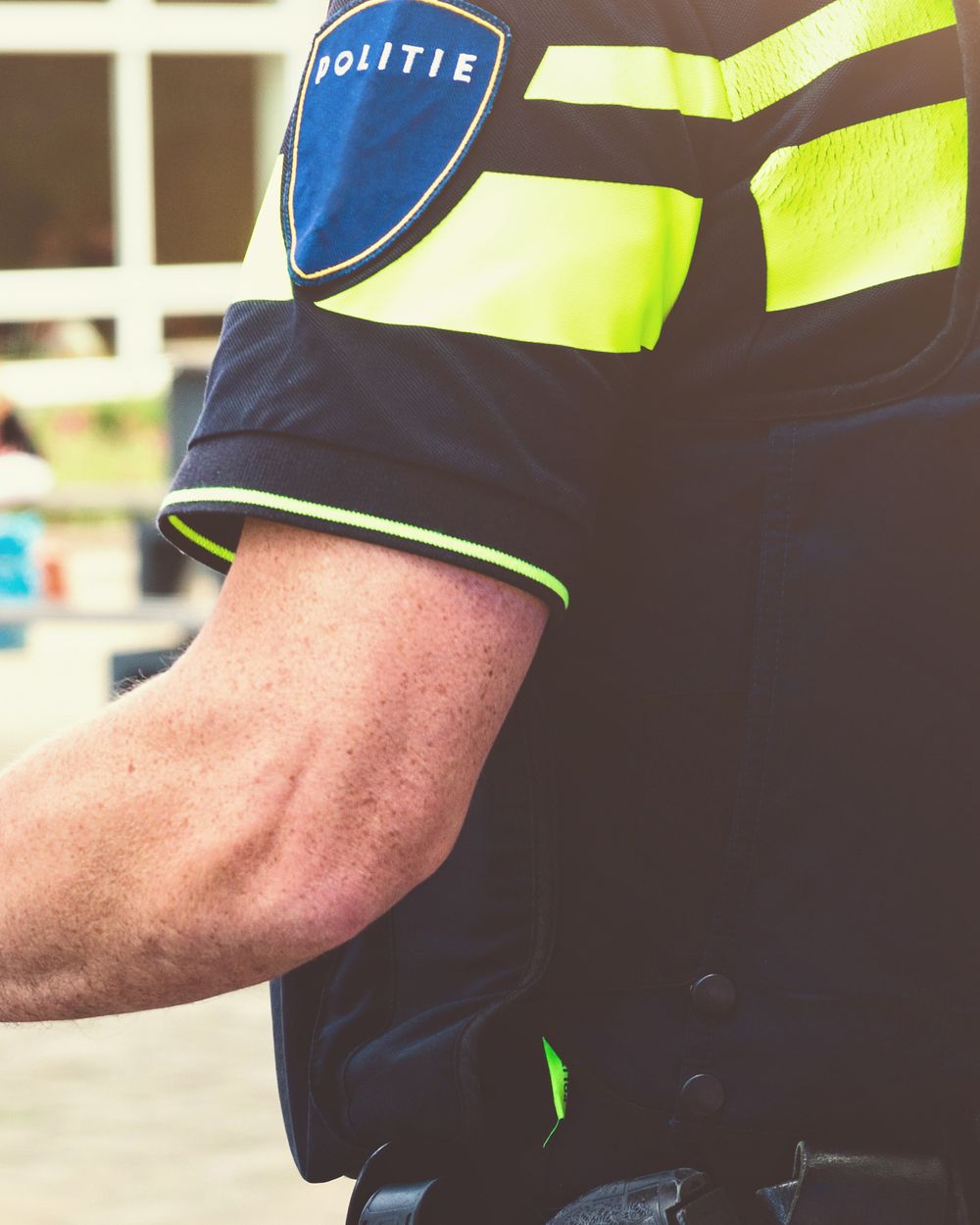 Naakte man op fietspad, politie zoekt scholieren - L1 Nieuws