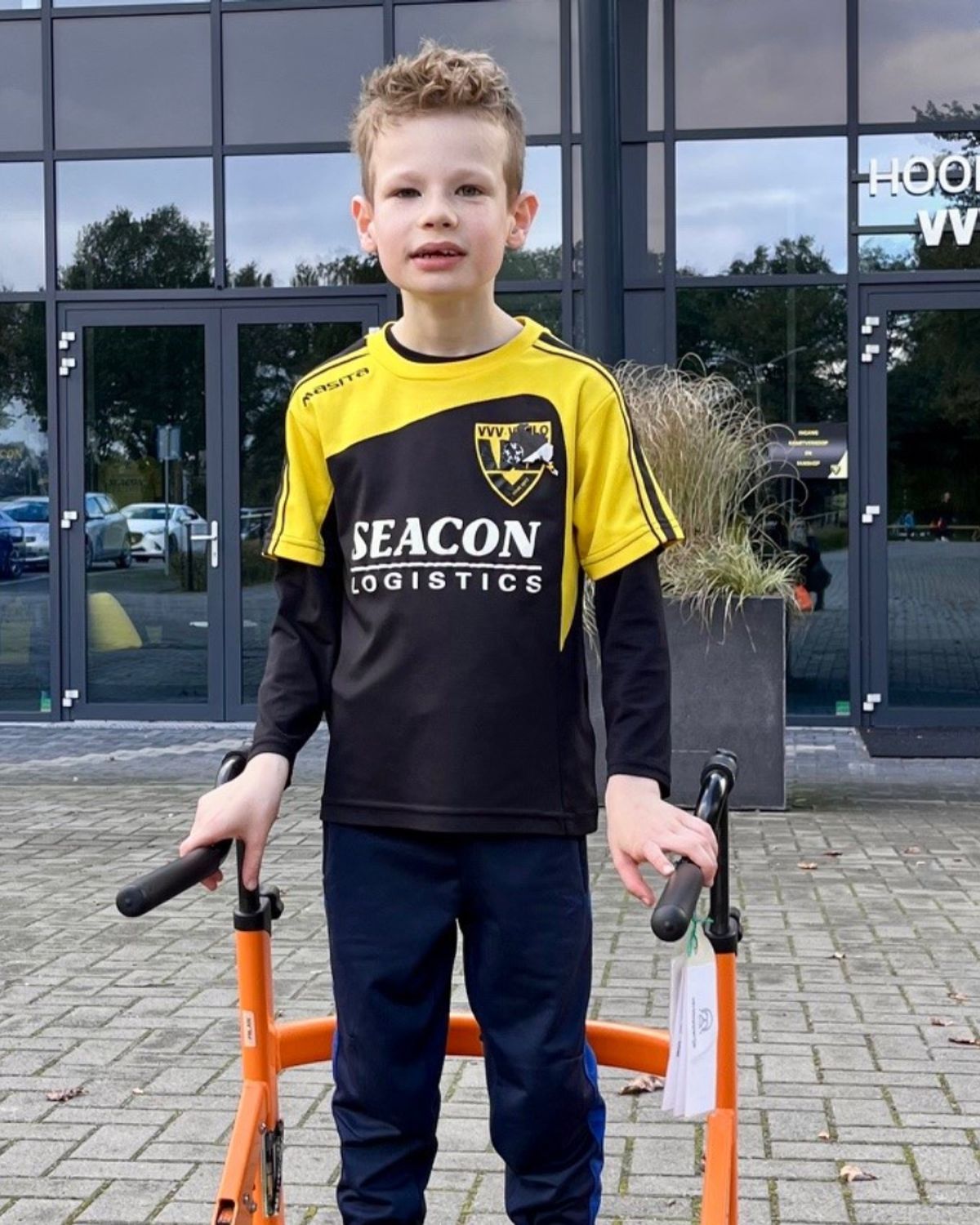 Met een glimlach en een looprekje: Milan (9) blijft positief ondanks ...