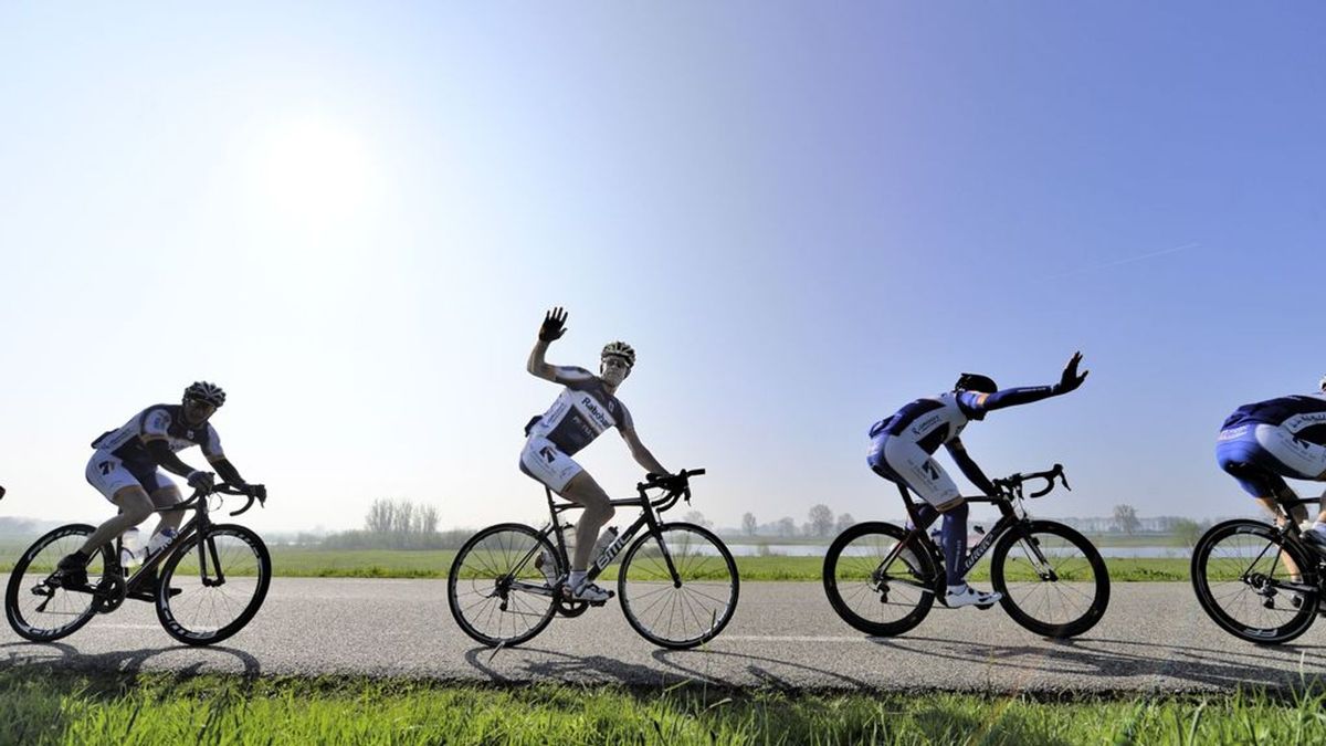 Wielrenners als pispaaltje: 'Niet voor niets dat iedereen een hekel aan ...