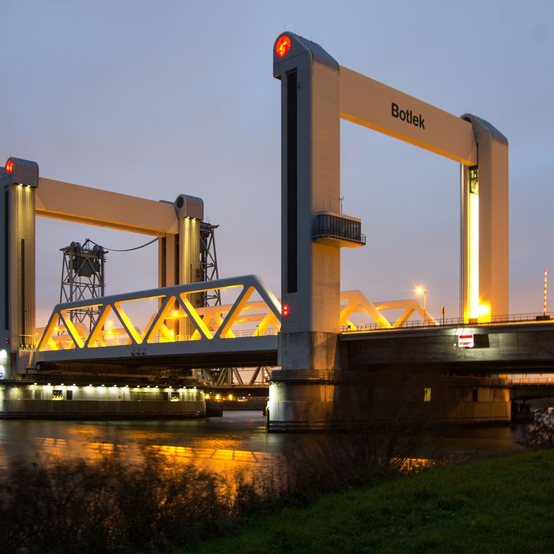 Live de sloop van de oude Botlekbrug volgen - Rijnmond